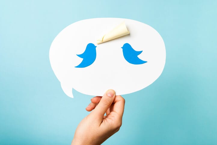 The Pros and Cons of Live Tweeting for Social Media Marketing